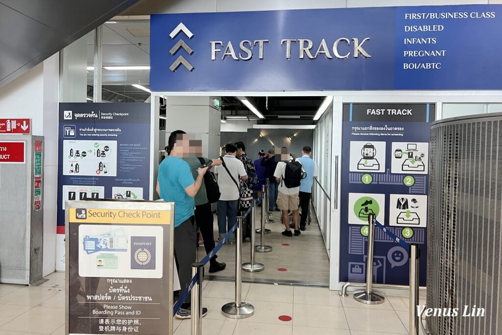 曼谷機場商務艙頭等艙旅客出境快速通道Fast Track,小秘密付費也能享受同等尊榮服務 - 跟著小V吃喝玩樂